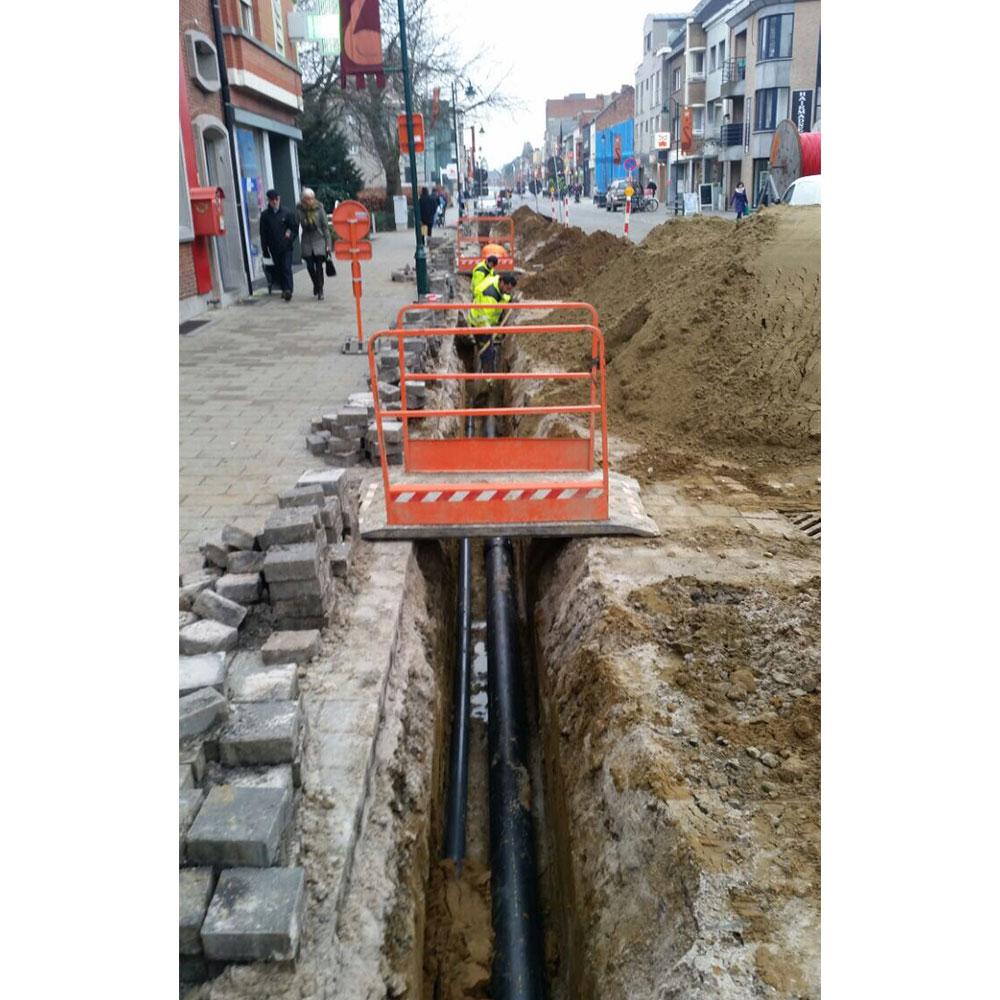 Kunststof loopbrug voor veiligheid bij geulen tijdens graafwerkzaamheden