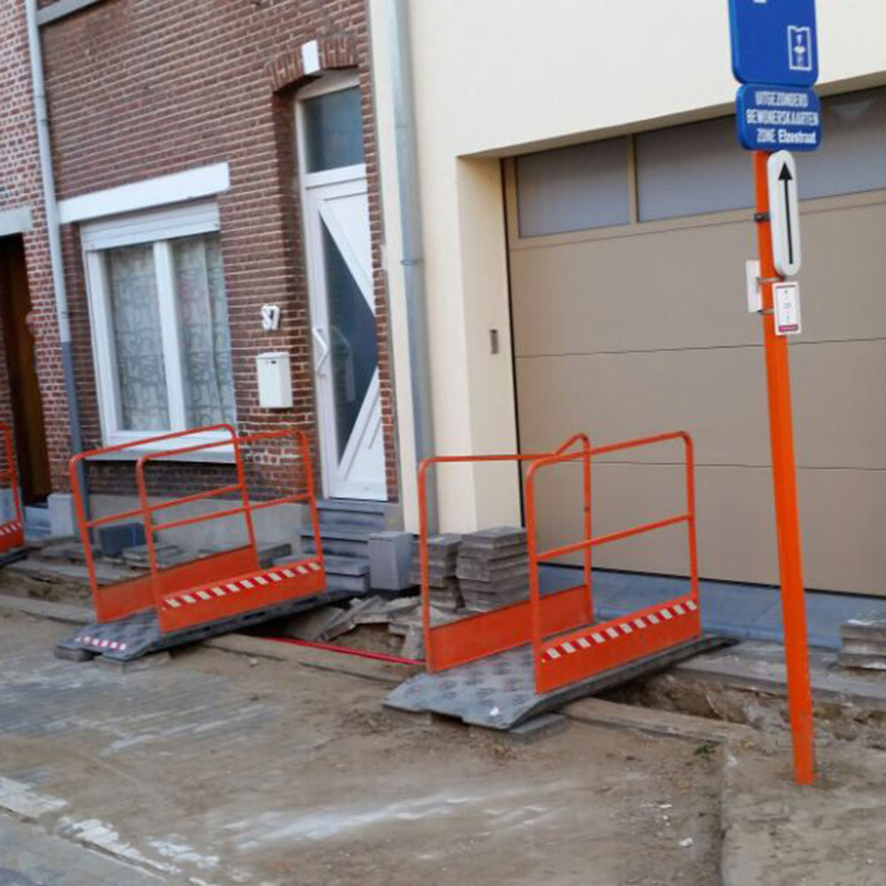Kunststof loopbrug voor veiligheid bij geulen tijdens graafwerkzaamheden
